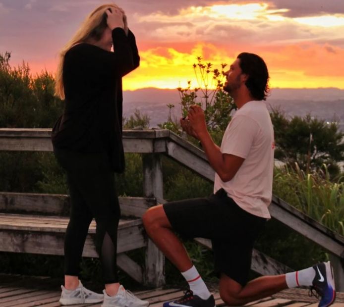 Tindermatch eindigt in huwelijksaanzoek: Kiran Badloe op de knieën met ...