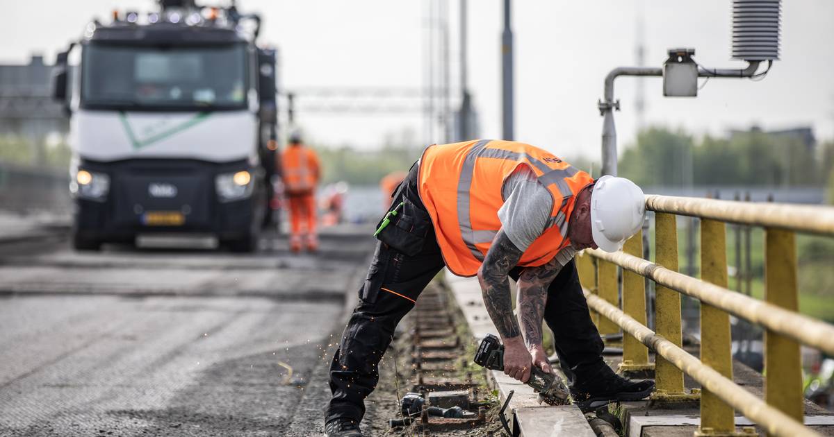 Afgesloten rijstrook op brug A7 richting Amsterdam gaat weer open | Purmerend | AD.nl