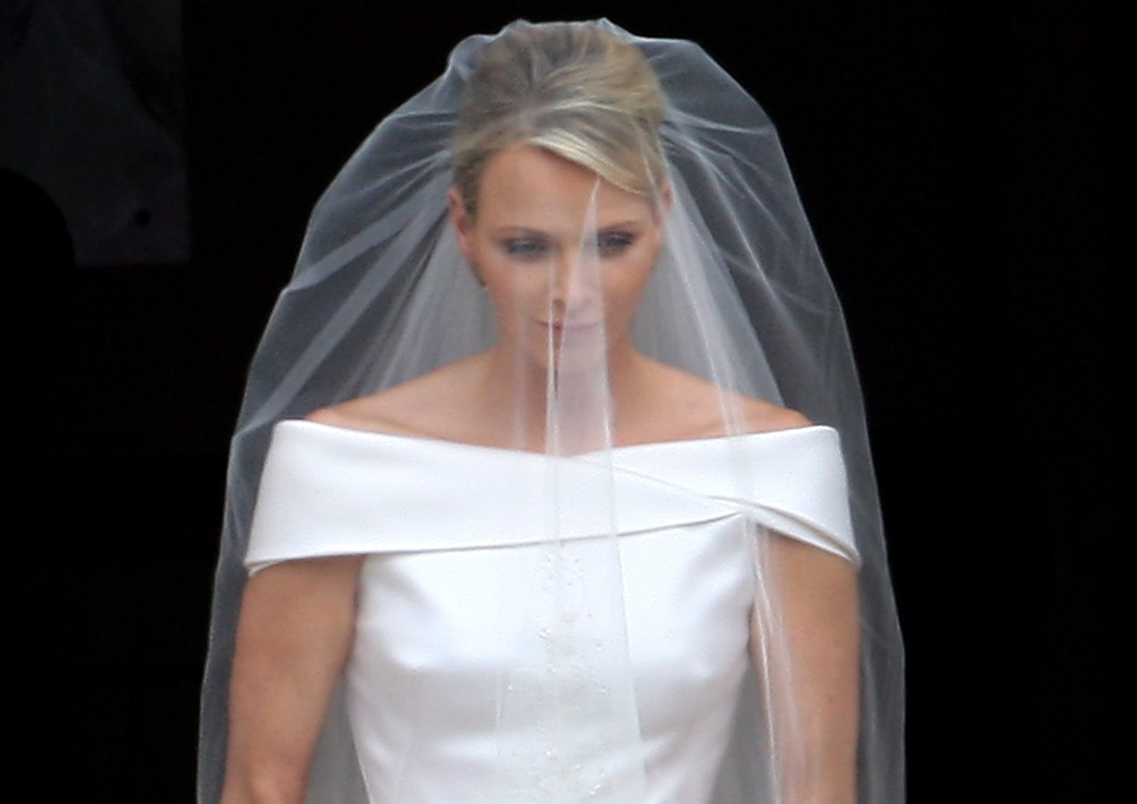 “Stop alsjeblieft met huilen”: hoe prinses Charlène tot drie keer toe ...