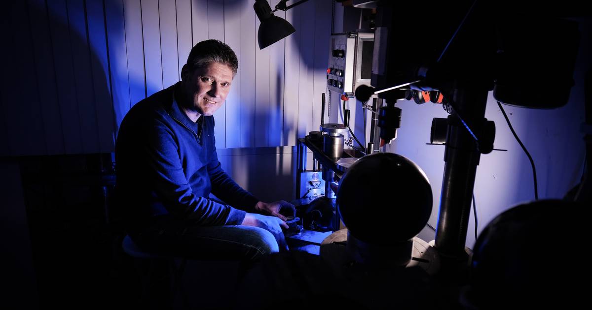 Mark maakt kegelballen weer rond: 'Als niemand het doet, zijn er straks ...