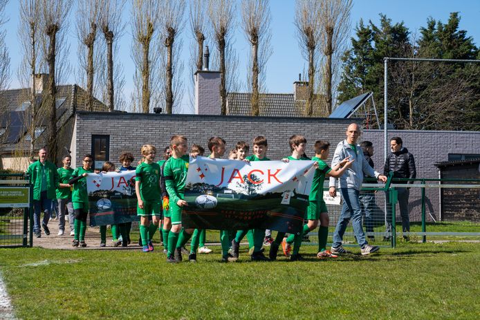 Klasgenootjes herdenken Jack (11) op veld waar hij leerde voetballen ...