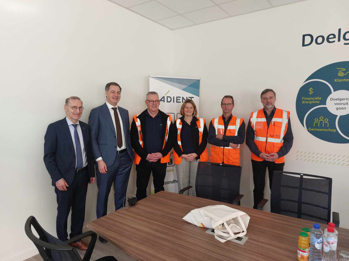 Premier De Croo brengt bezoek aan autozetelleverancier Adient ...