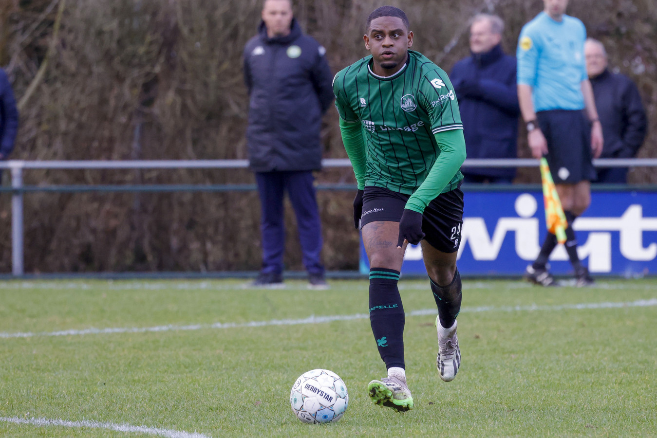 Scheids­rech­ter de gebeten hond en 41-jarige scoort wondergoal: lees ...