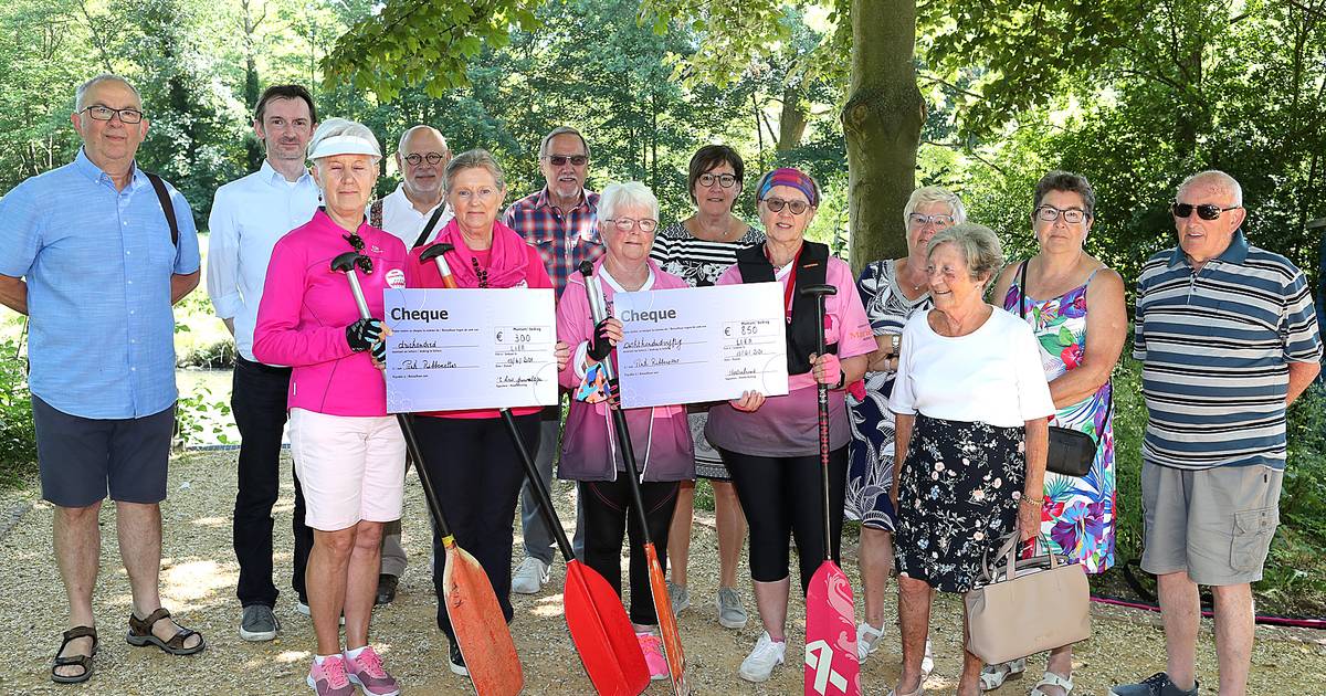 Pink Ribbonettes ontvangen mooie cheque van sympathiserende ...