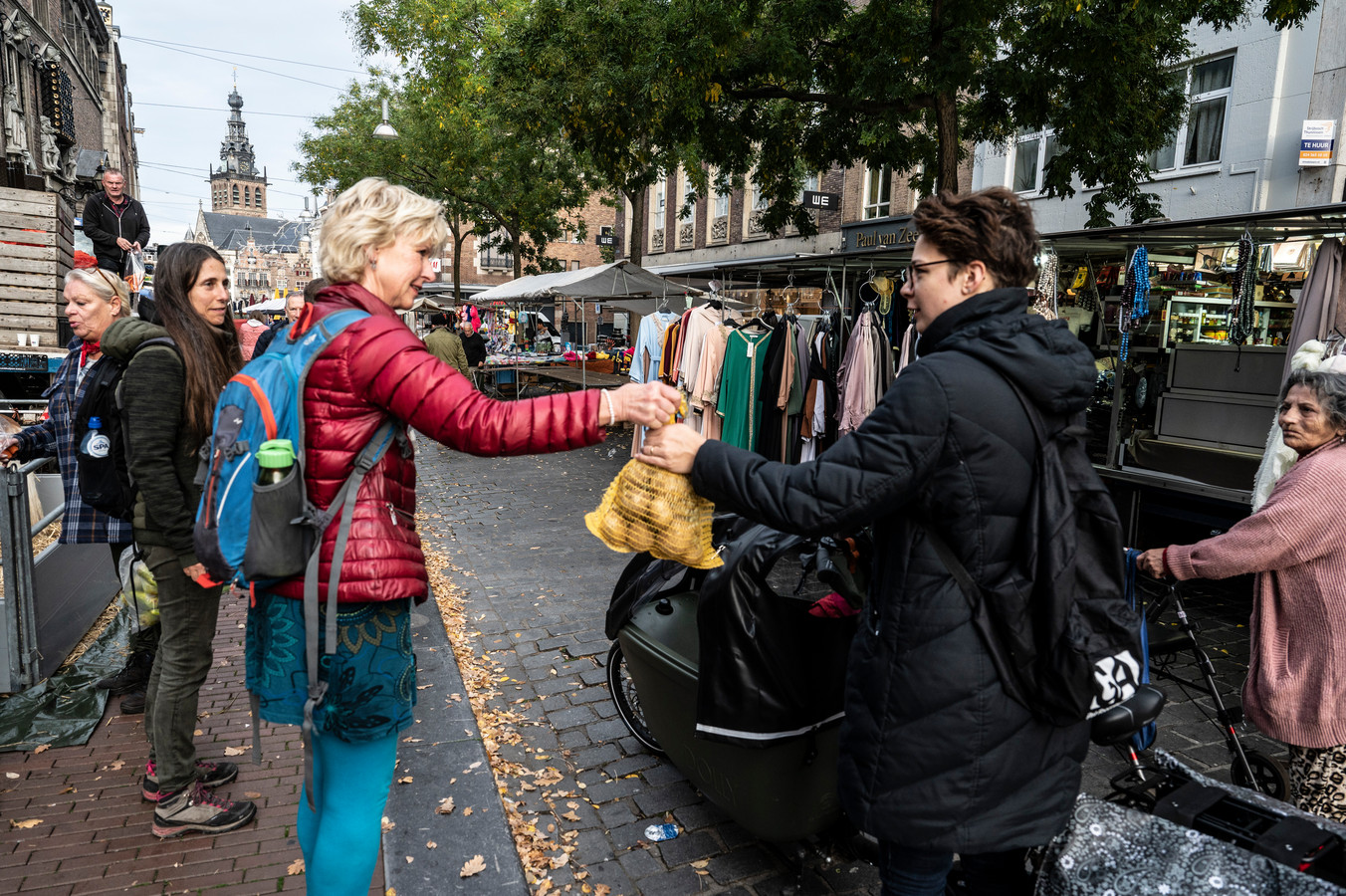 Boeren delen groenten en fruit uit op Nijmeegse markt en oogsten steun ... Boeren delen groenten en fruit uit op Nijmeegse markt en oogsten steun ...