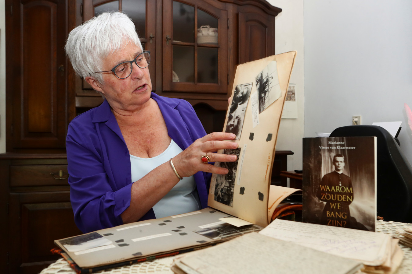 Oom Bernhards portret hing altijd aan de muur: nu weet Marianne welk ... Oom Bernhards portret hing altijd aan de muur: nu weet Marianne welk ...