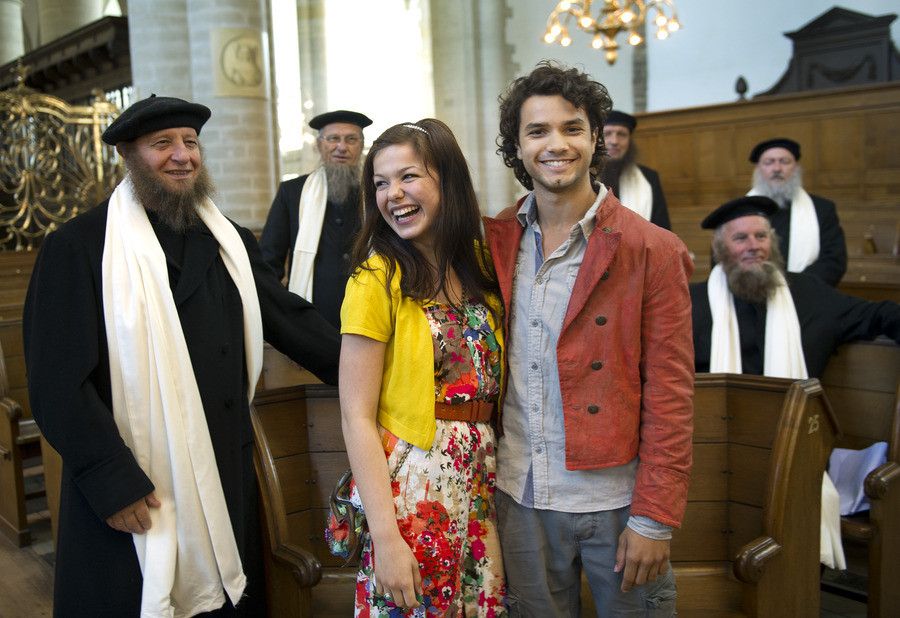 Jan Terlouw woont opnames 'Koning van Katoren' bij | Foto | AD.nl