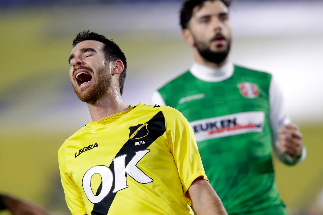 Hekkensluiter FC Dordrecht pakt dankzij jarige Musaba in extremis volle ...