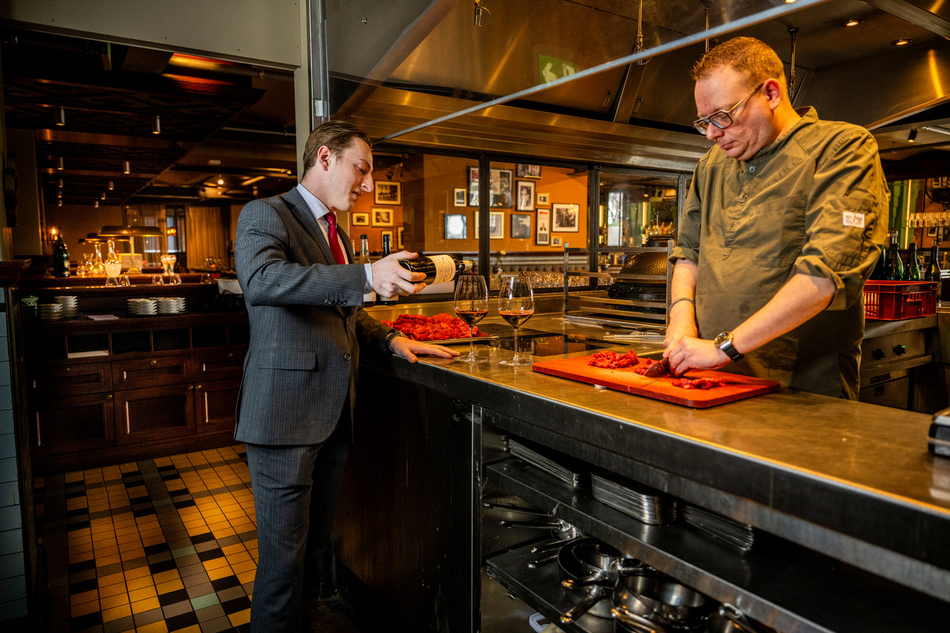 Hier ga je stijlvol en lekker naar de kelder (van Hotel New York) | Foto | AD.nl