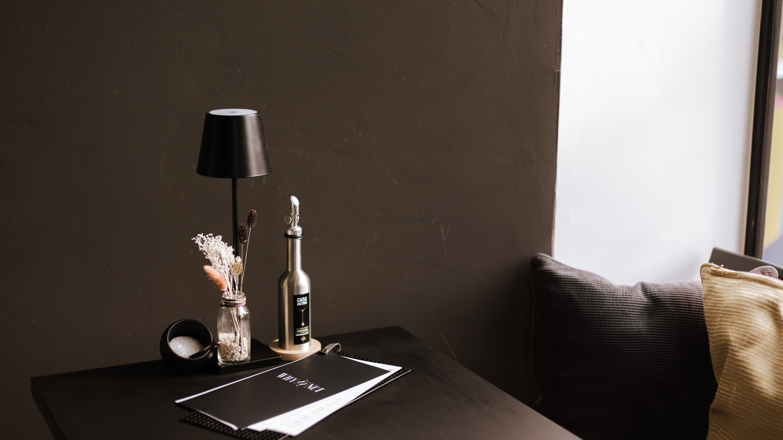 NET OPEN. Ze reisden de hele wereld rond, nu openen Jasper (29) en ...