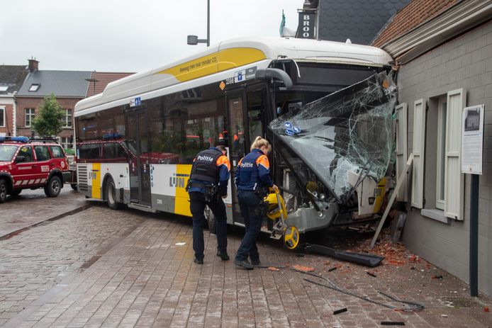 KIJK. Bus van De Lijn belandt in gevel van woning in Laarne: bestuurder ...