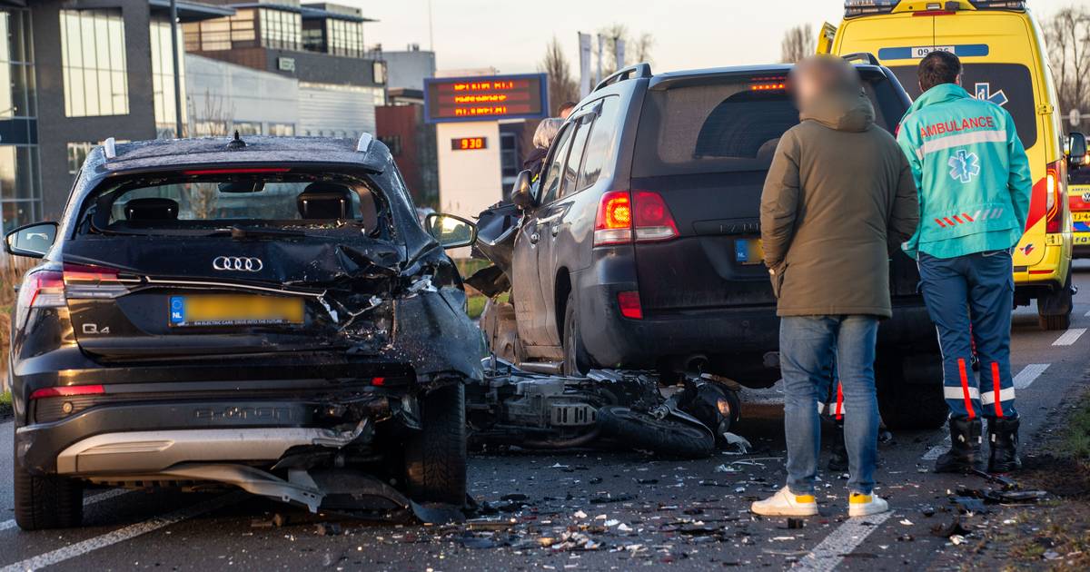 Ernstig ongeluk op N201: motorrijder glijdt over wegdek er raakt gewond ...