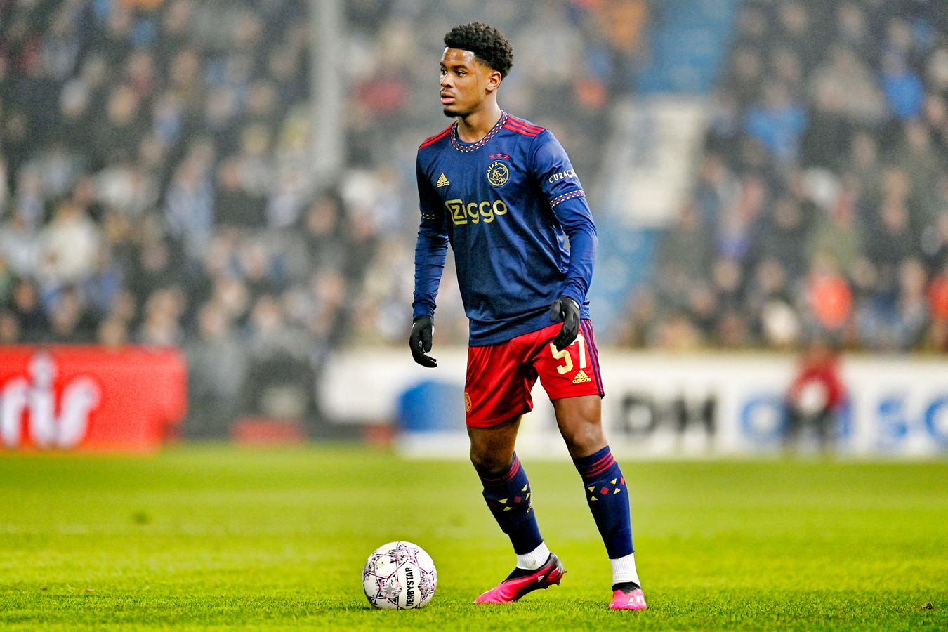 Jorrel Hato (16) maakt indruk bij Ajax: ‘Had nog snel kaarten geregeld ...