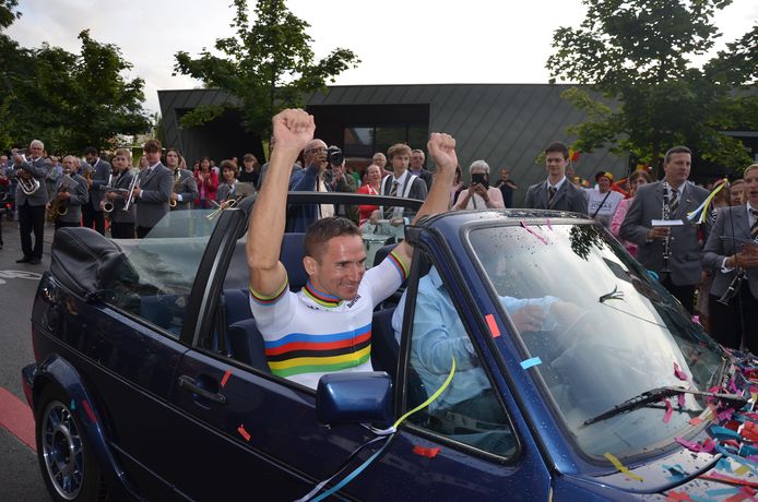IN BEELD. Wereldkampioen handbike Jonas Van de Steene als held onthaald ...