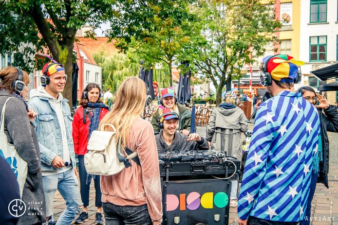 Nog twee weekends ‘silent disco’ wandelingen: gids zorgt voor ...