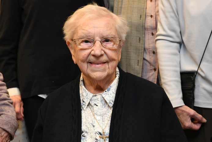 Vorig jaar nog in het ziekenhuis, nu viert zuster Hilda haar 101e ... Vorig jaar nog in het ziekenhuis, nu viert zuster Hilda haar 101e ...