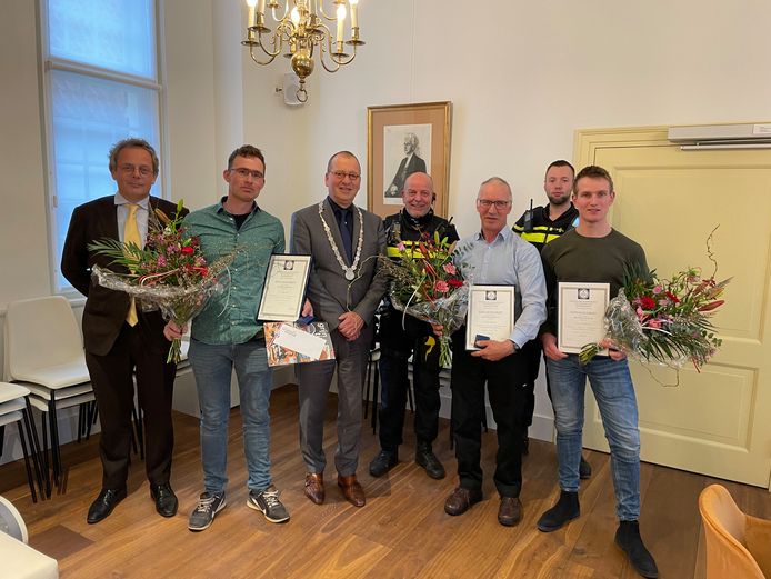 Viertal redders krijgt onderscheiding voor heldhaftig optreden in ...