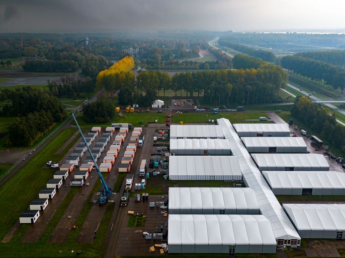 Omwonenden van vluchtelingendorpje bij Walibi mogen kijkje nemen op het ...