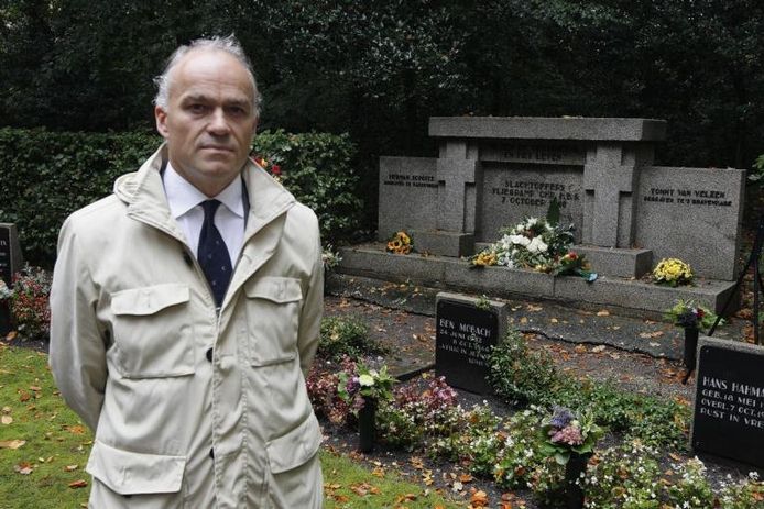 Boek neergestort vliegtuig maakt emoties los | Apeldoorn | destentor.nl