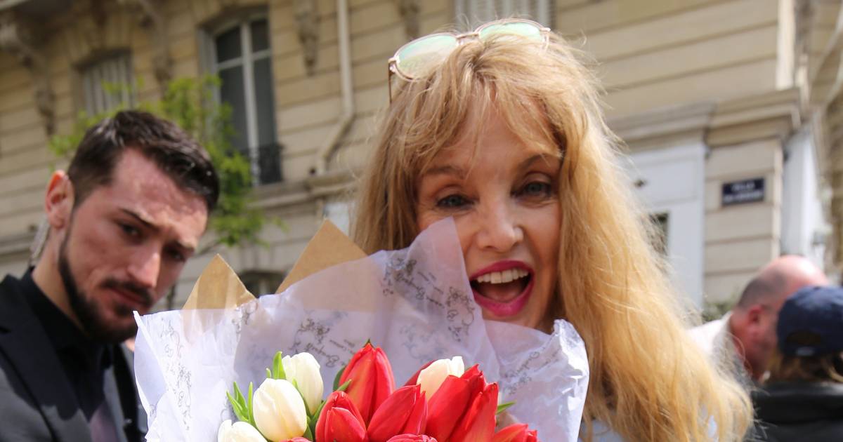 Discrète sur son âge, Arielle Dombasle dévoile enfin son année de ...