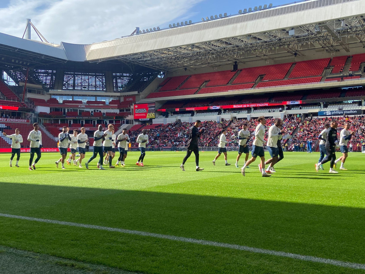 PSV-fans vieren stiekem al een kampioensfeest in het Philips Stadion ...
