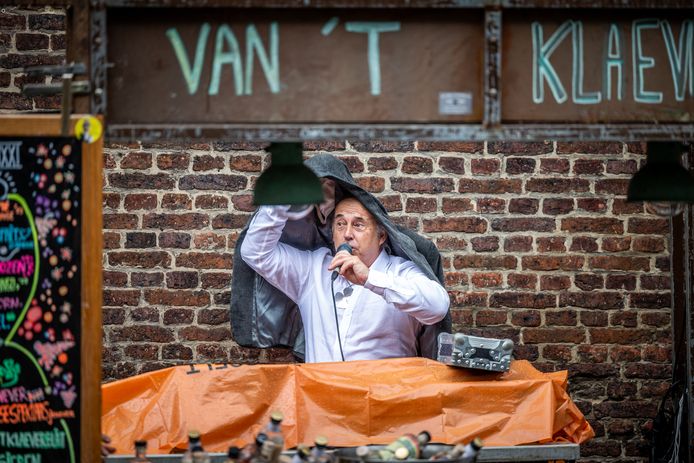 JENEVERFEESTEN. Liters drank, tradities om in ere te houden en bakken regen: dit was dag één van ...