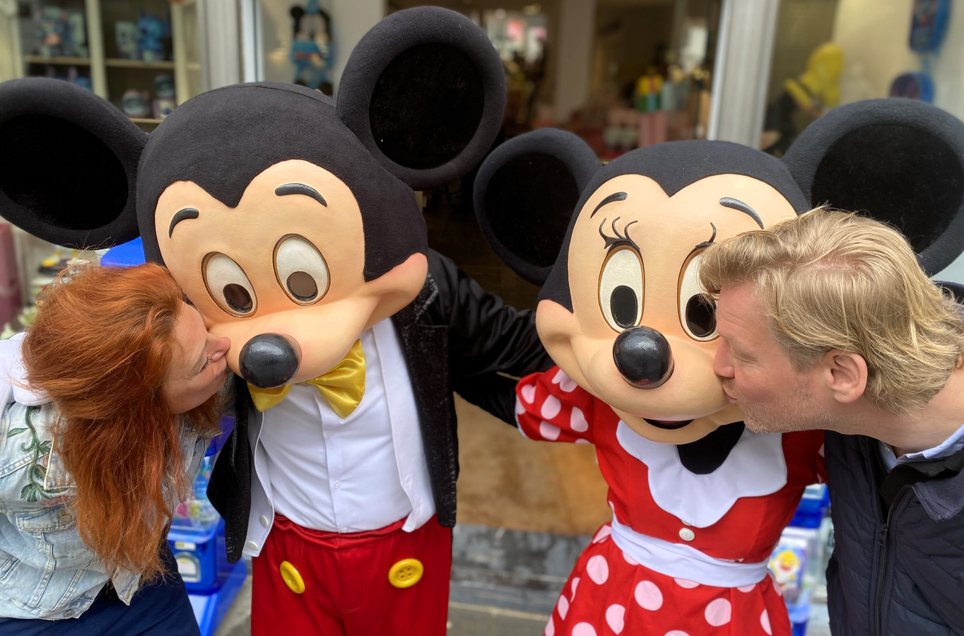 KIJK. Mickey en Minnie Mouse openen in Kortrijk eerste Disney Café van Vlaanderen | Foto | hln.be