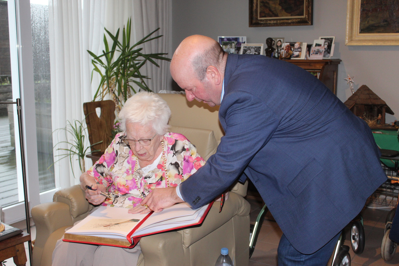 VIDEO. Vicky (100) geeft startschot van uitzonderlijk feestjaar: Aalter ...