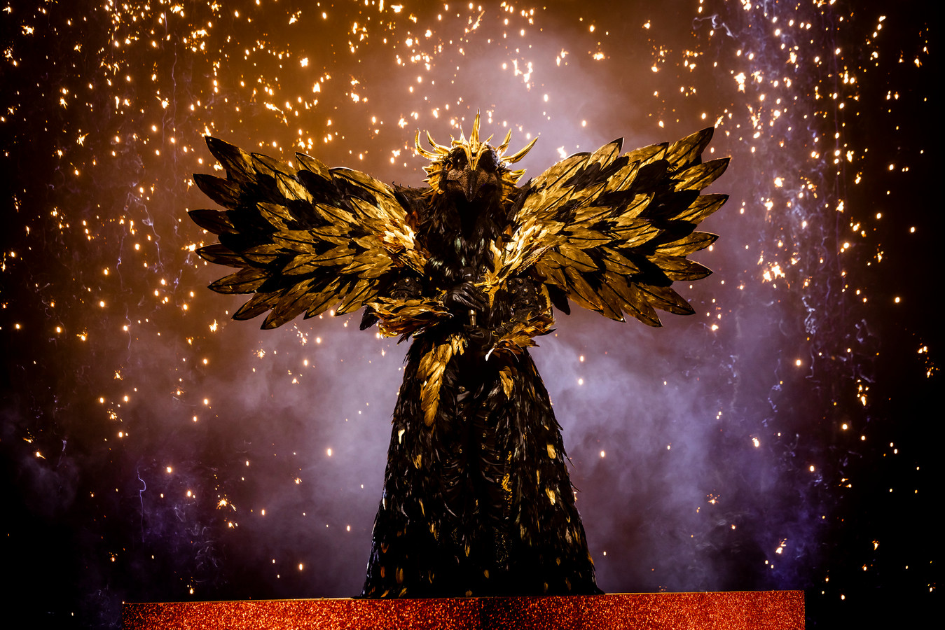 Wie verschuilt zich achter het masker van Raaf in ‘The Masked Singer ...