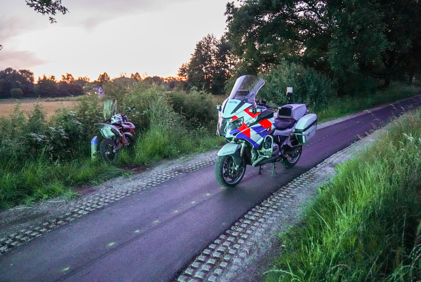 Motoragent en bestuurder van crossmotor botsen bij achtervolging in ...