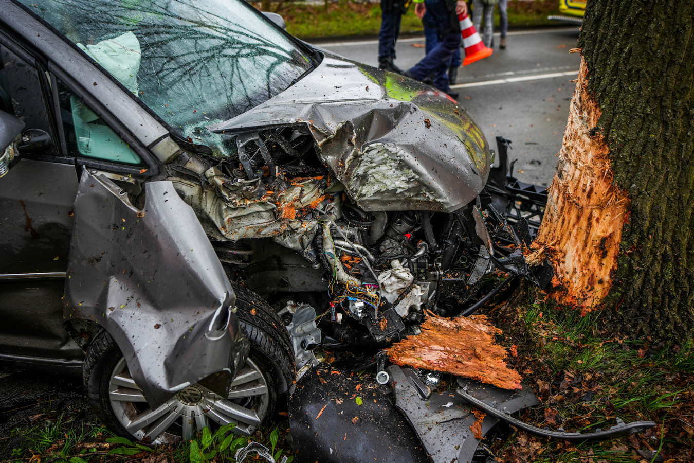 Auto rijdt frontaal op boom in Son en Breugel: bestuurster zwaargewond ...
