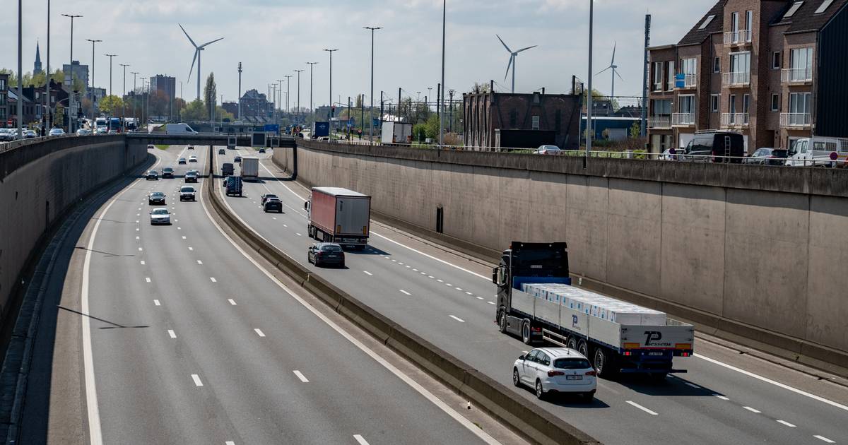 Kwartier file op A12 richting Brussel vanaf Antwerpen-Noord: stilstaand ...