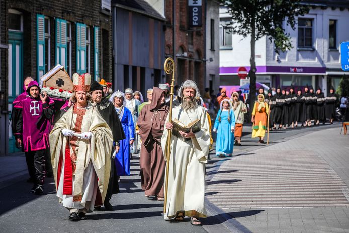 IN BEELD. Eeuwenoude Godelieveprocessie trekt door de Gistelse ...