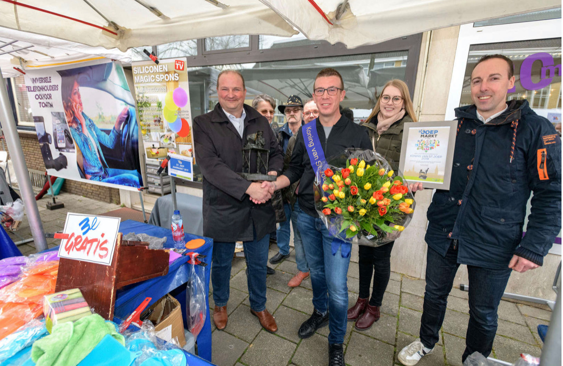 De koning van Sint Joep komt uit Tilburg, heet Jan van Rooij en ...