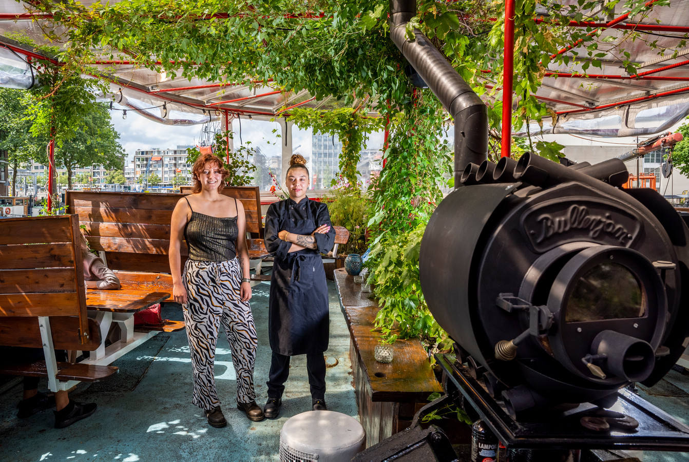 Vessel 11 in Rotterdam: gastronomisch dobberen op een lichtschip | Foto ...