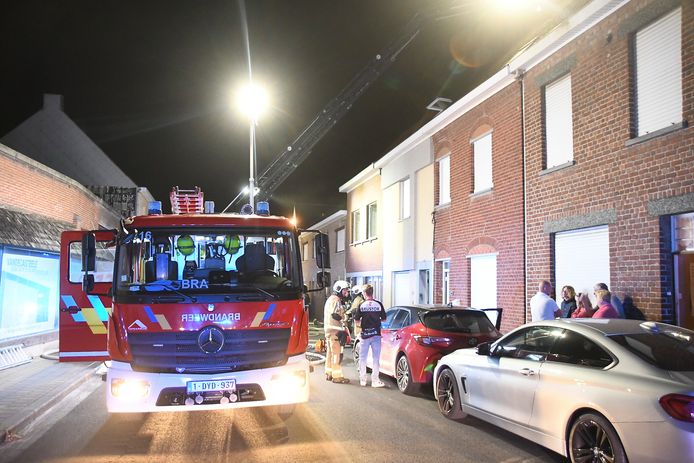 Kenny wil ’s nachts nog iets klaarmaken, maar dan schiet de pot plots ...