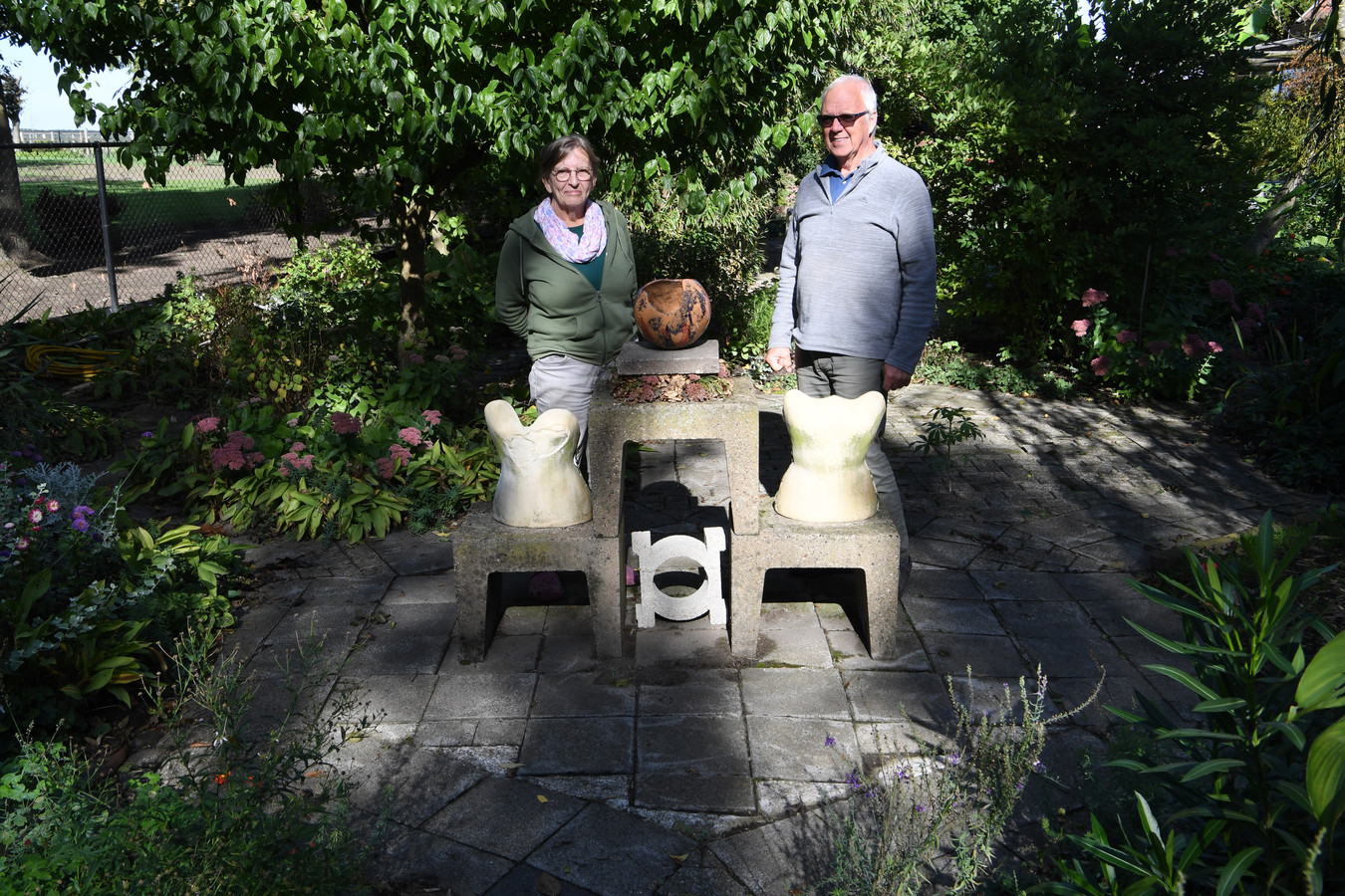In de 6000 vierkante meter grote tuin van Marjo (75) en Anneke (73 ... In de 6000 vierkante meter grote tuin van Marjo (75) en Anneke (73 ...