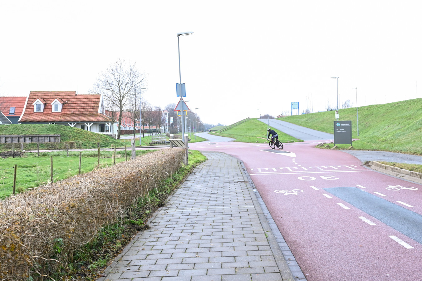 De fietsstraat langs de Noorddijk in Bruinisse is nog niet veilig ...