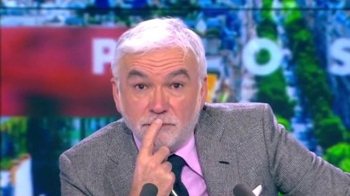 “Ne parlez pas de démocratie”: échange tendu entre Pascal Praud et le ...