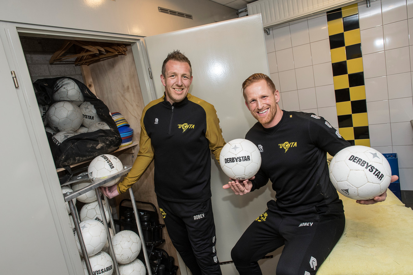 Robert (36) is op zondag dominee, broer Danny (39) zit dan bij ...