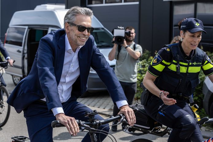 Bekend beeld bij eerste werkbezoek Schoof, een premier op de fiets ...
