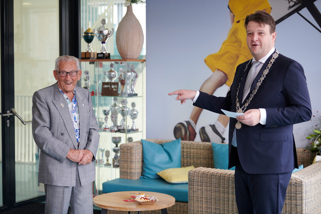 ‘Karate Opa’ Cor de Ruijter (90) koninklijk onderscheiden | Foto | AD.nl