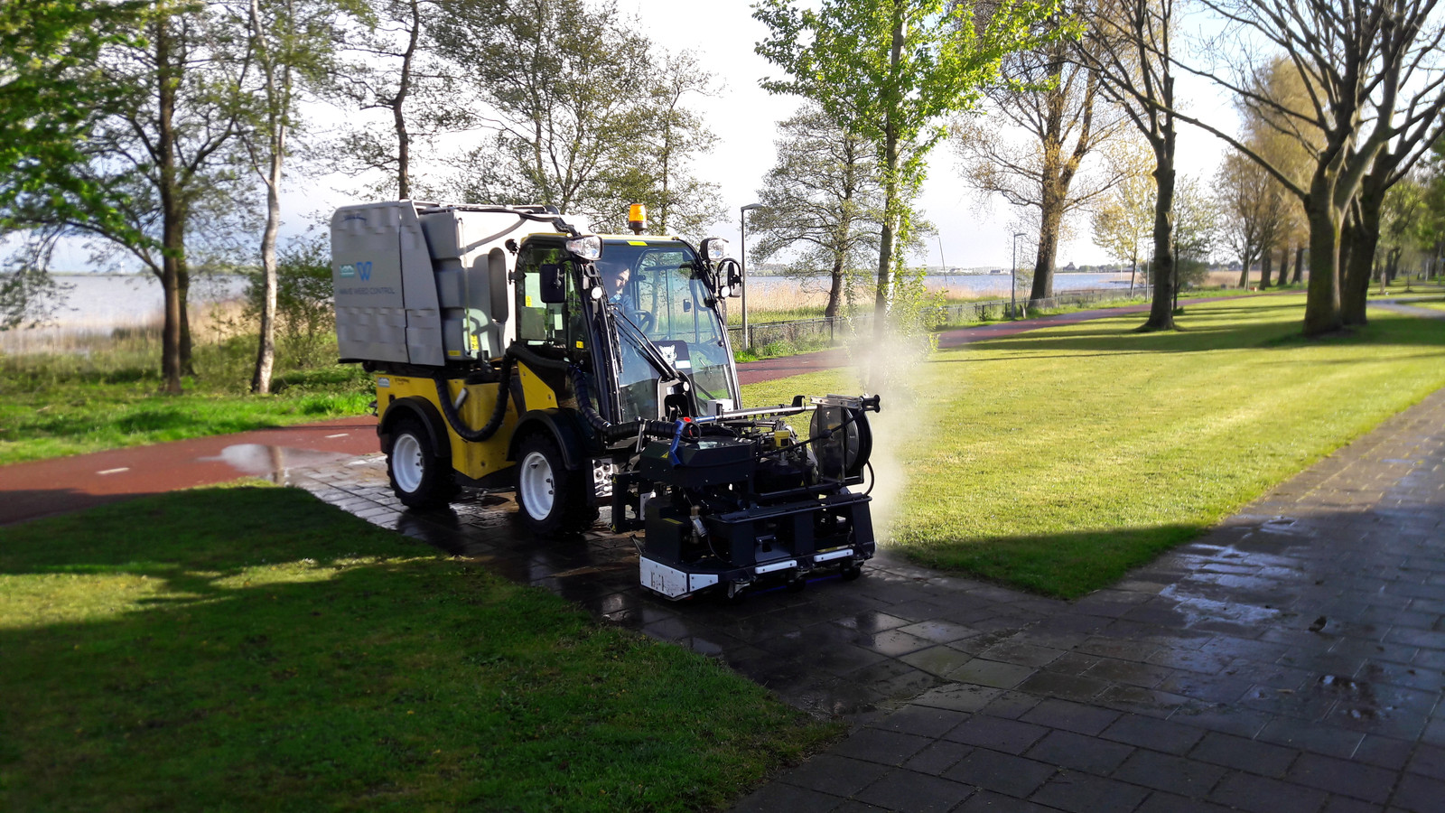 Heet water is nieuw wapen in de strijd tegen onkruid in Soest en Baarn ...