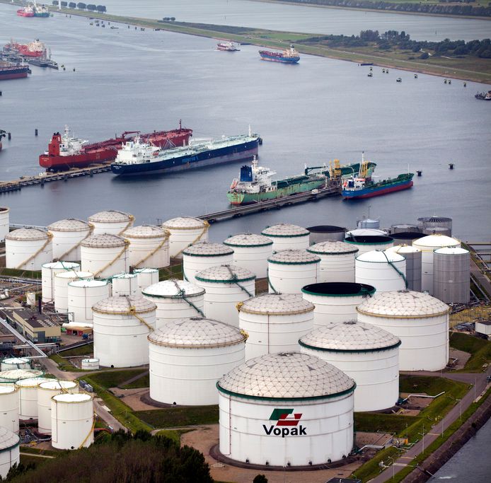 Plastic opslagtanks voor olie en chemicaliën in de Rotterdamse haven ...