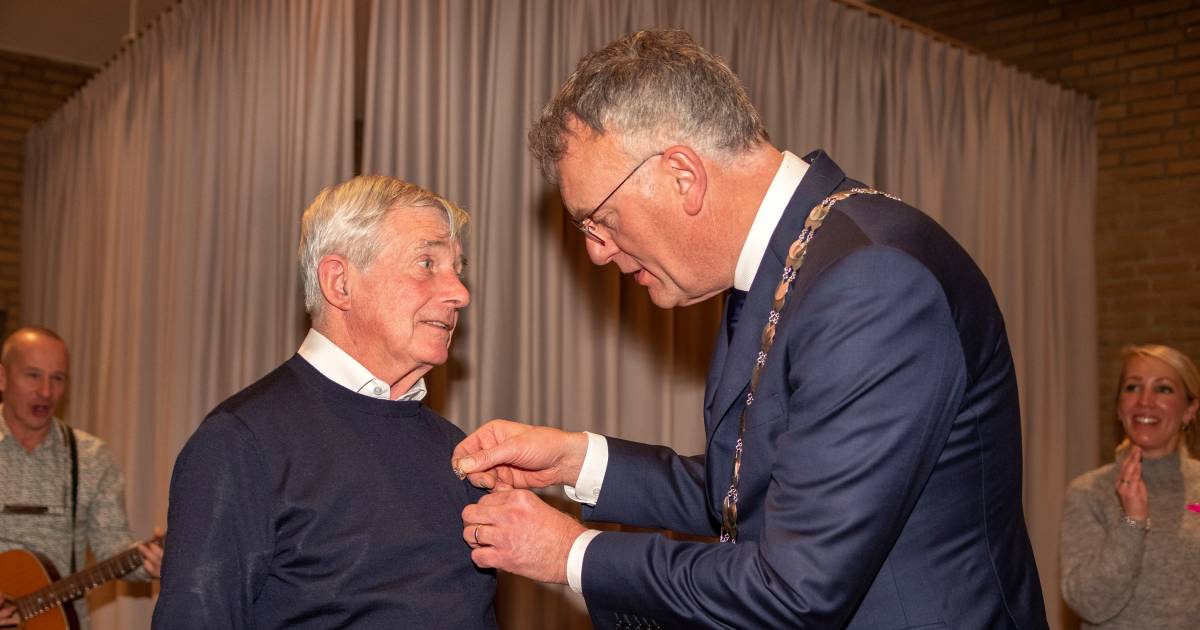 Zilveren legpenning voor Jan Vriens uit Moergestel | Oisterwijk | AD.nl