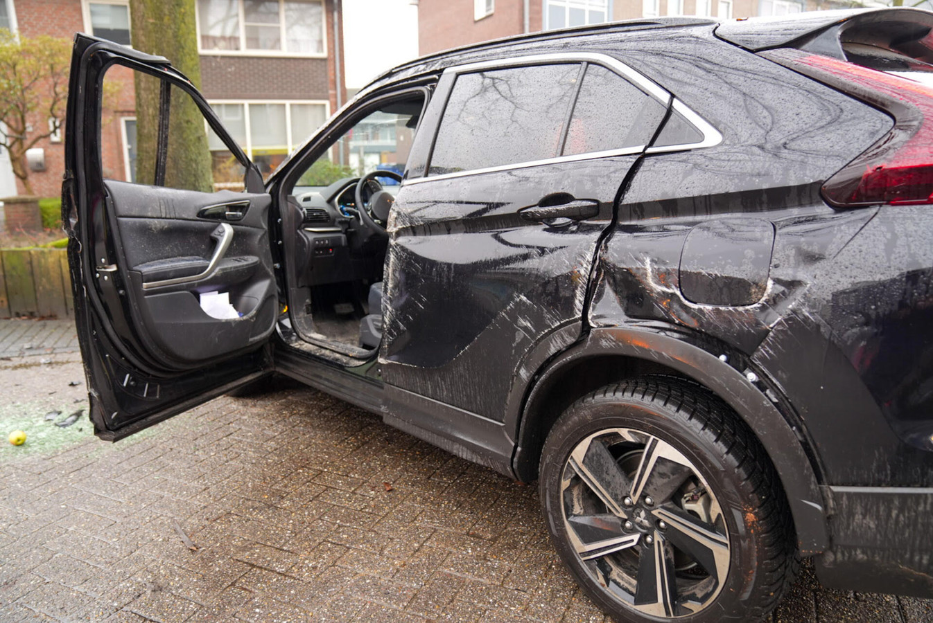 Auto belandt op zijkant, omstanders duwen auto weer op zijn wielen ...