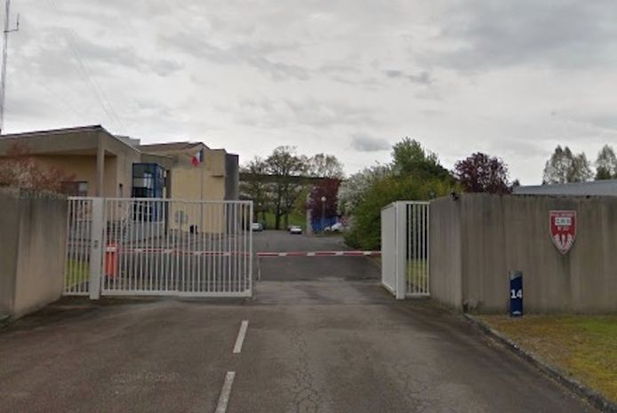 Dronken bestuurder valt in slaap met hoofd op claxon, net voor ... Dronken bestuurder valt in slaap met hoofd op claxon, net voor ...