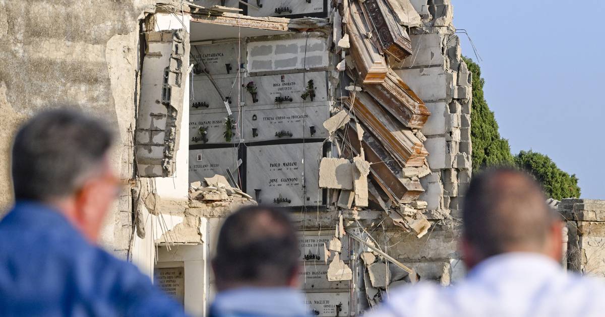 Tiental doodskisten hangen in lucht in Napels nadat grote grafmuur ...