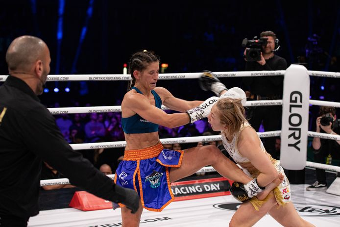 Openbare training van wereldkampioene kickboksen Tiffany ‘Time Bomb ...