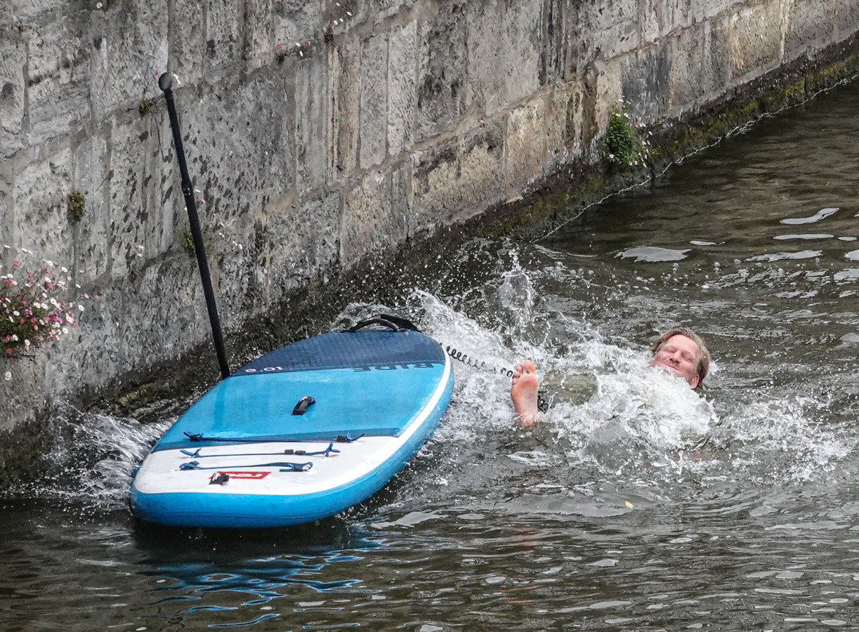Oeps… schepen Wouter Allijns sukkelt in Leie tijdens voorstelling ...
